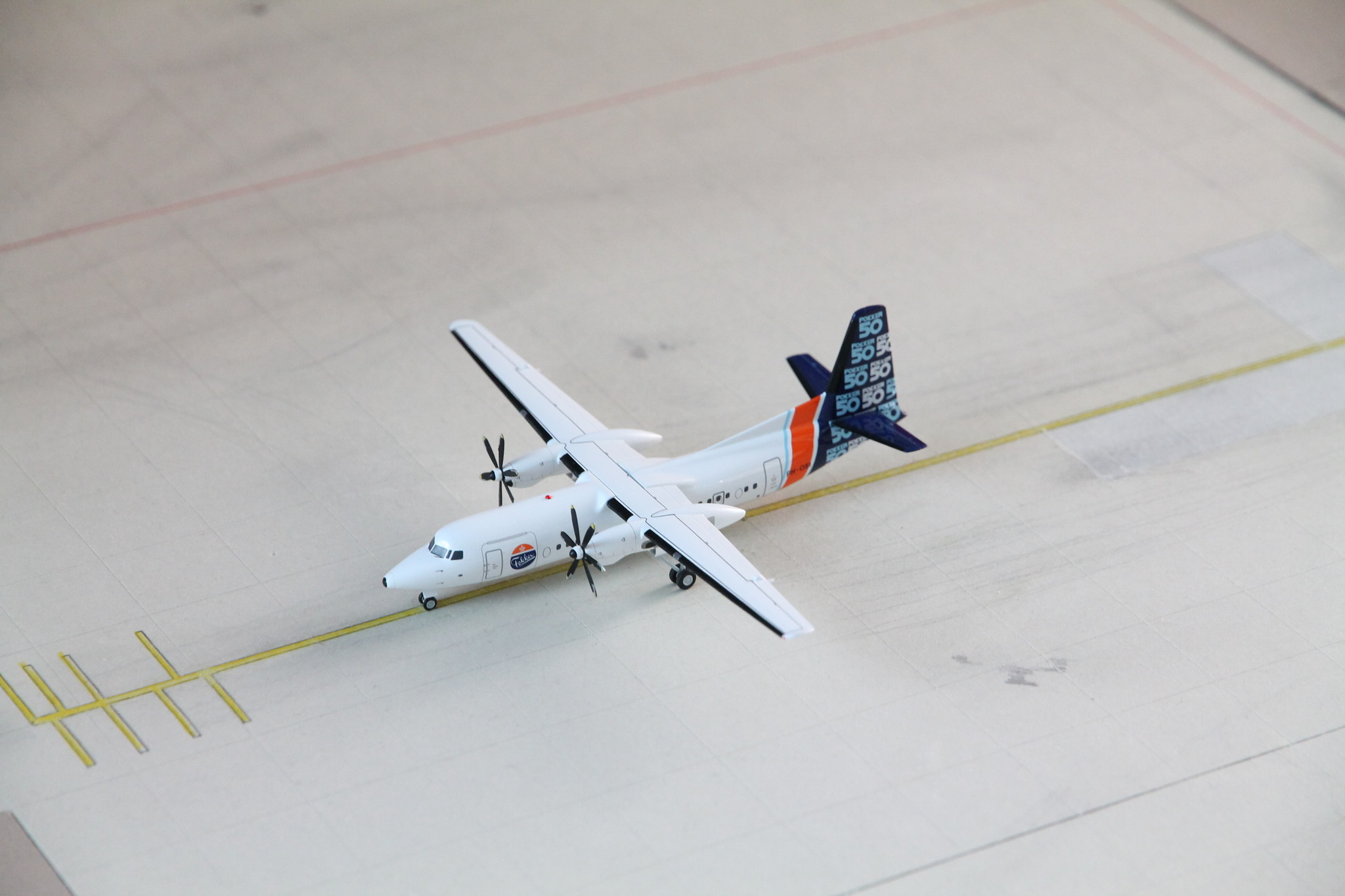 1:200 Fokker House Color Fokker 50 PH-OSI JC Wings LH2216 - Diecast Trading