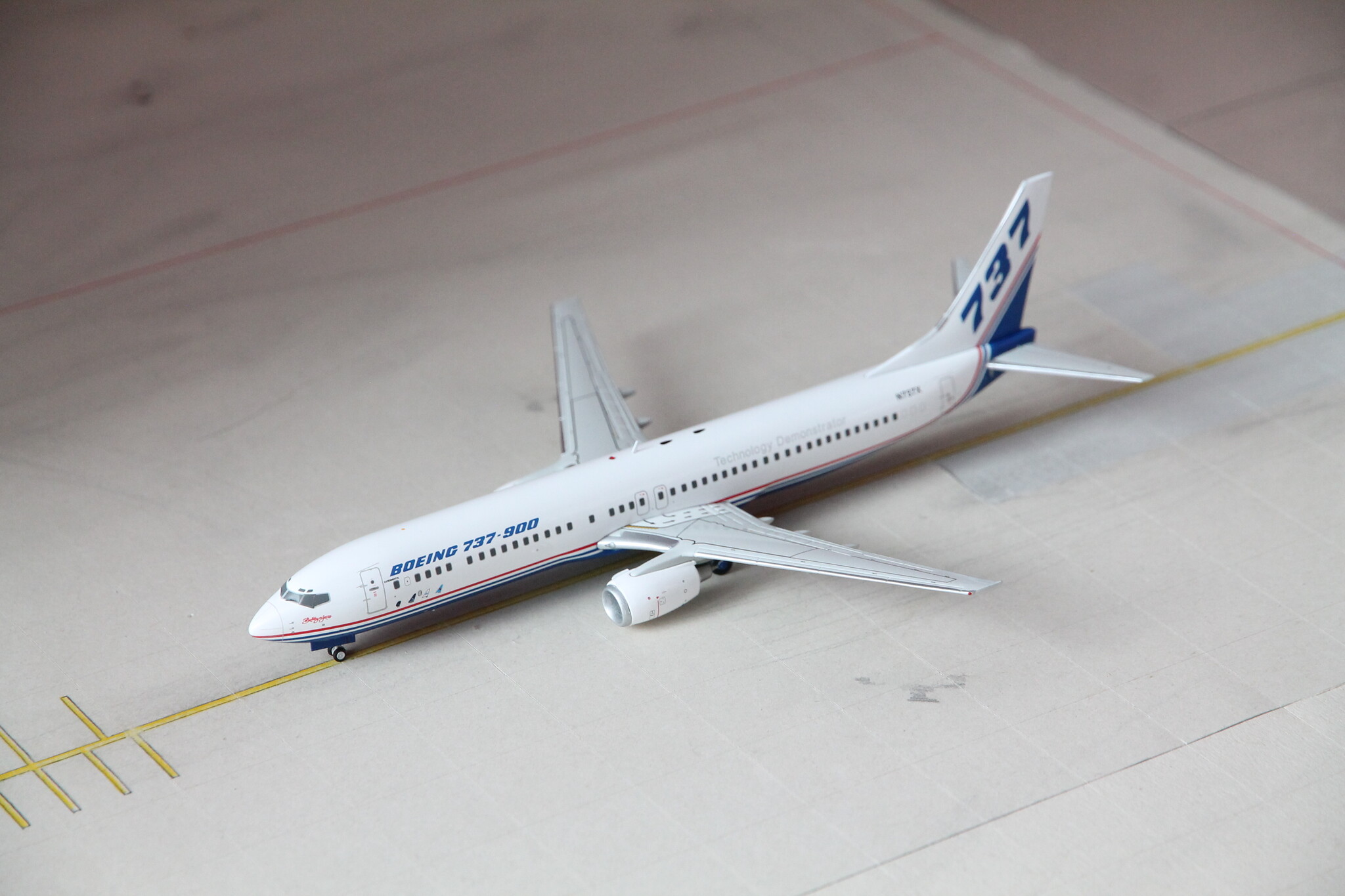 1:200 Boeing House Color B737-900 N737X JC Wings LH2456 - Diecast Trading