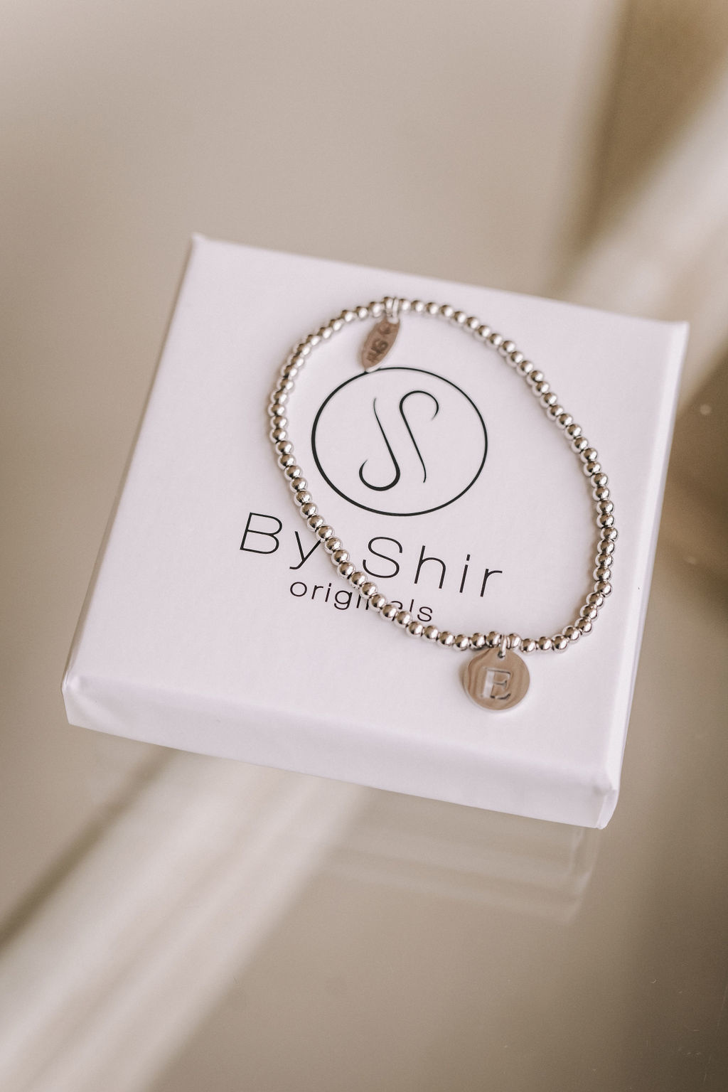 Armband kraaltjes met letter edelstaal - By Shir B.V.