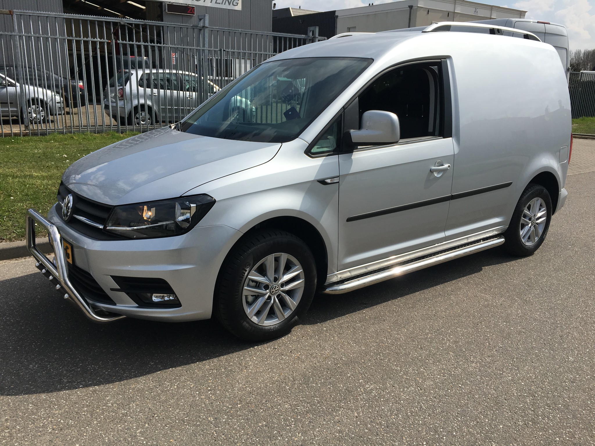 VW Caddy Sidebars met rvs trede - Best-Carstyling