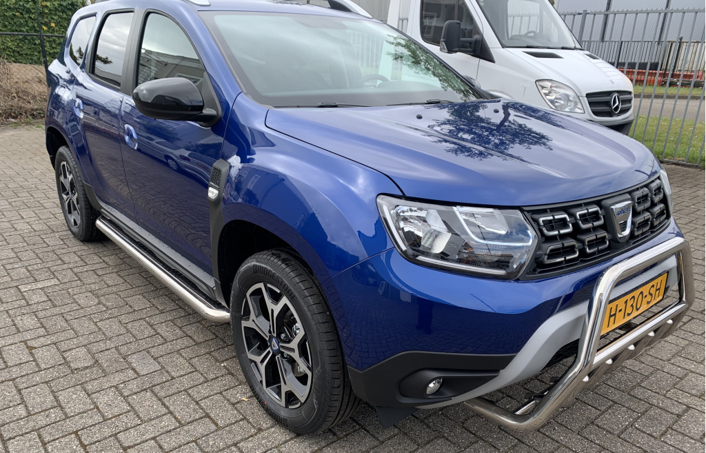 Dacia Duster H79 Sidebars met rvs trede - Best-Carstyling