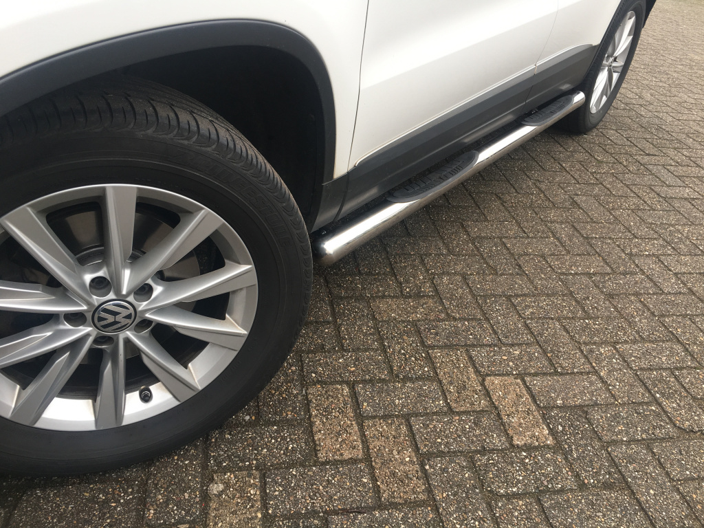 VW Tiguan Sidebars met steps - Best-Carstyling