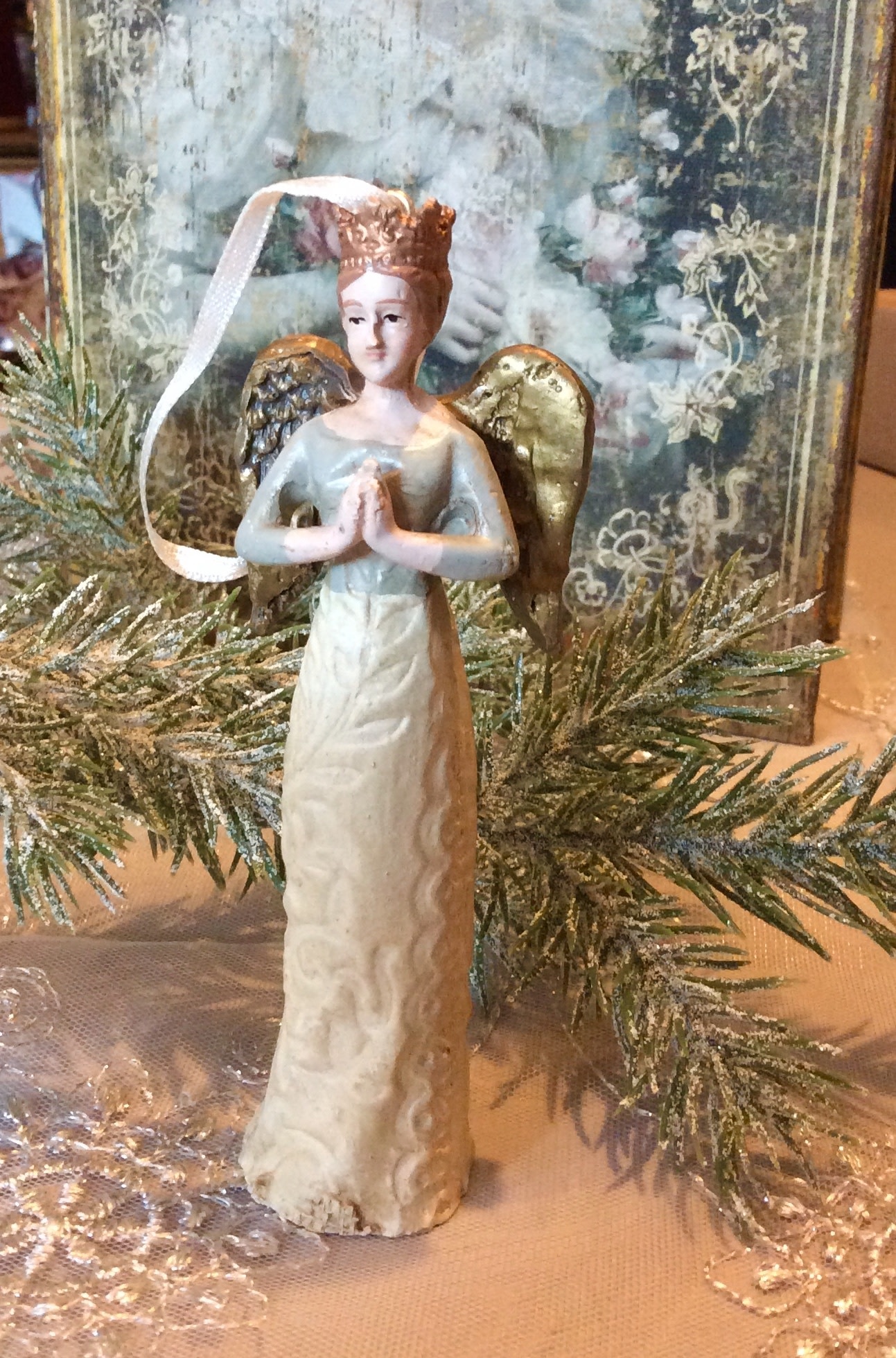 Engel biddend ( hanger) - De 4 Jaargetijden vof