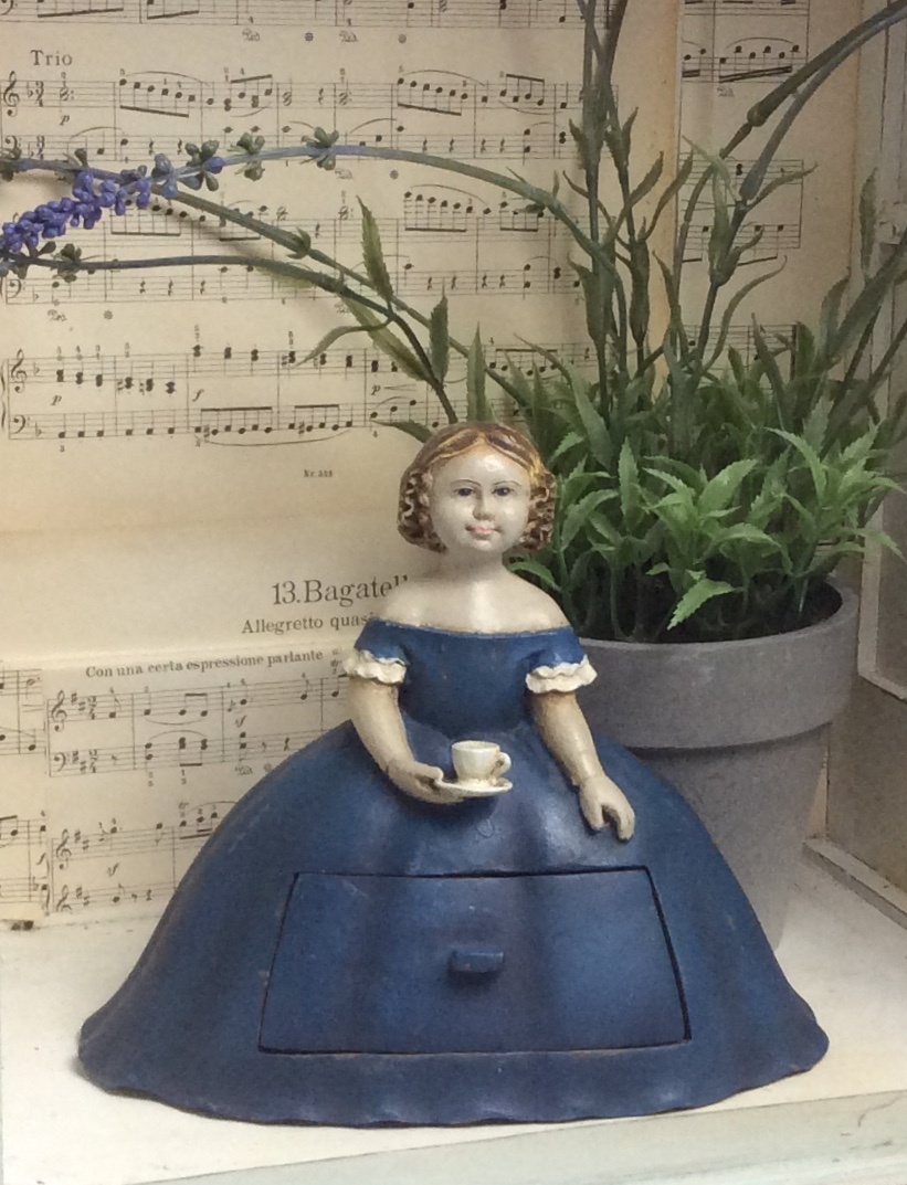 Meisje met kopje/mini lade kastje - De 4 Jaargetijden vof