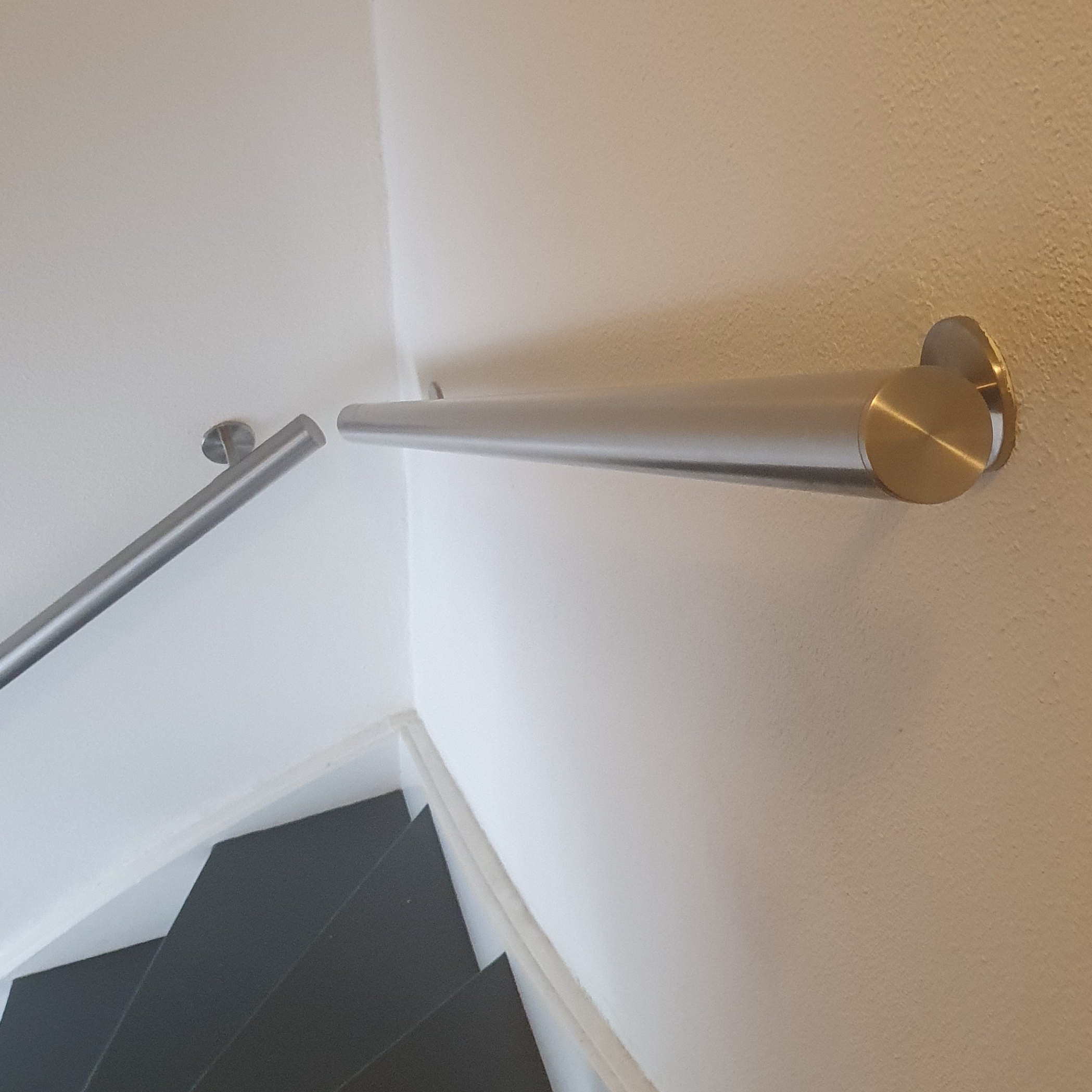 Handlauf Edelstahl rund gebürstet Modell 5 bei Handlauf-Experte.de ...