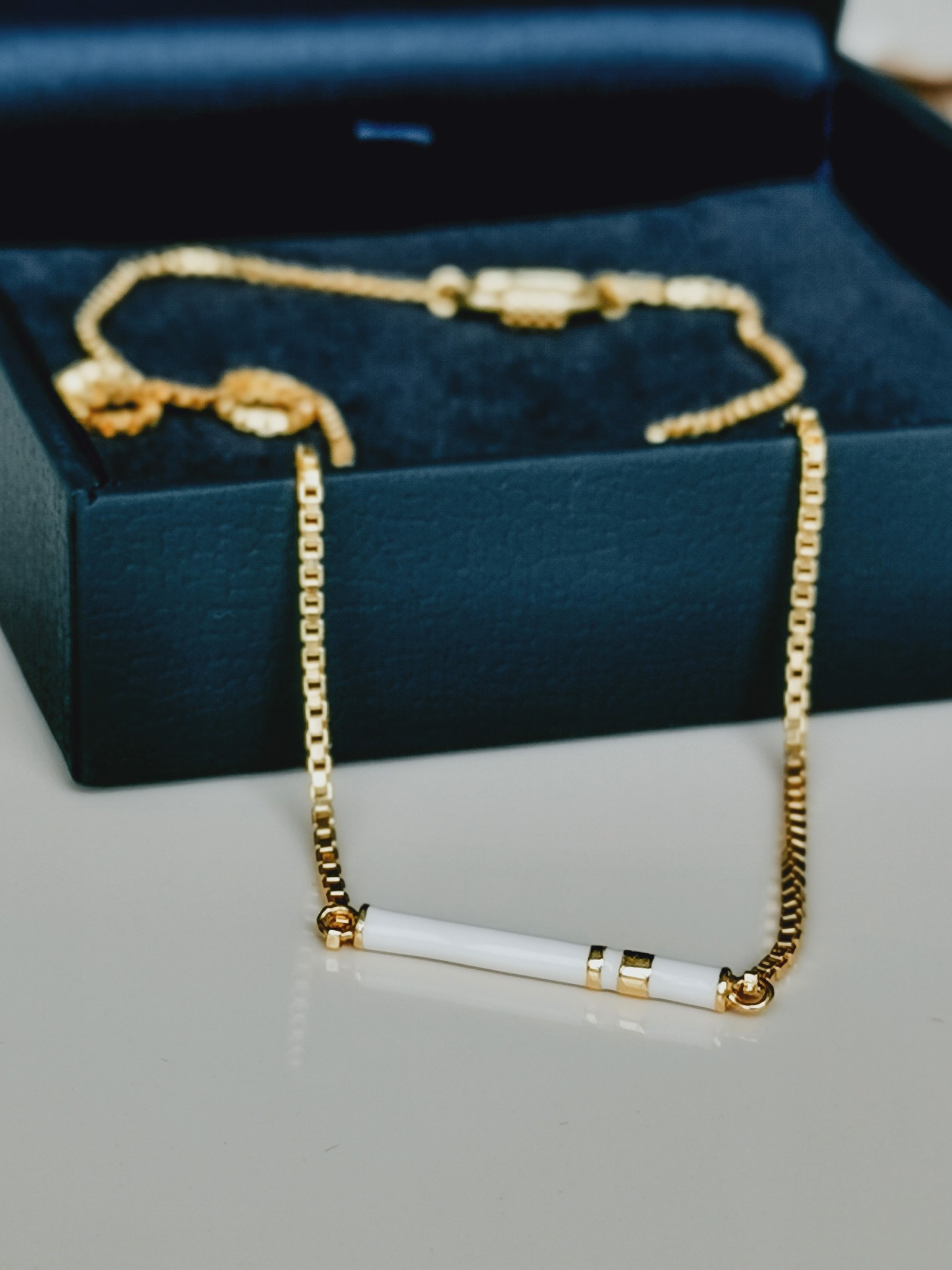 Gold Plated Ketting Met Emaille Staafje Izumi - Taj Amsterdam