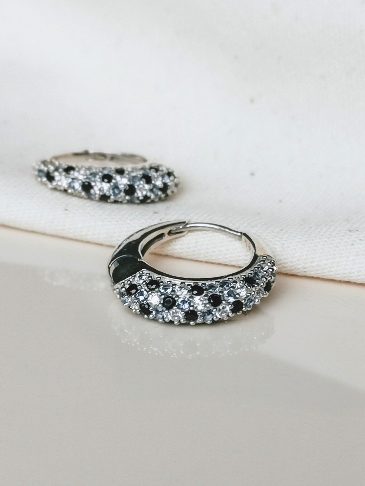 Sparkle Dome Earing Set Sora, Silver - Taj Amsterdam