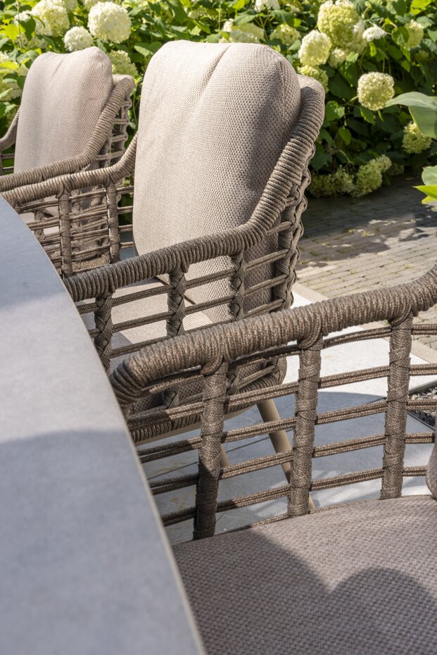 Puglia dining tuinstoel met 2 kussens latte - AVH Outdoor Tuinmeubelen