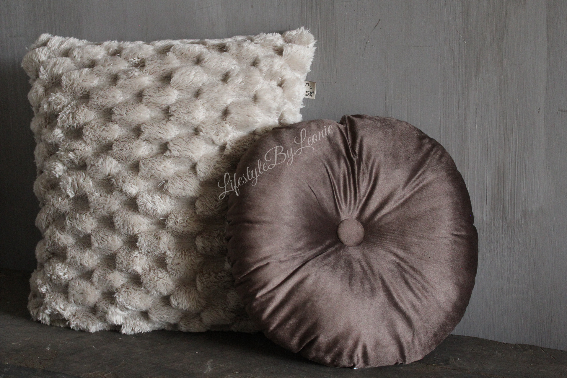 Fluffy kussen bolletjes Pumice stone 45cm - Lifestyle By Leonie