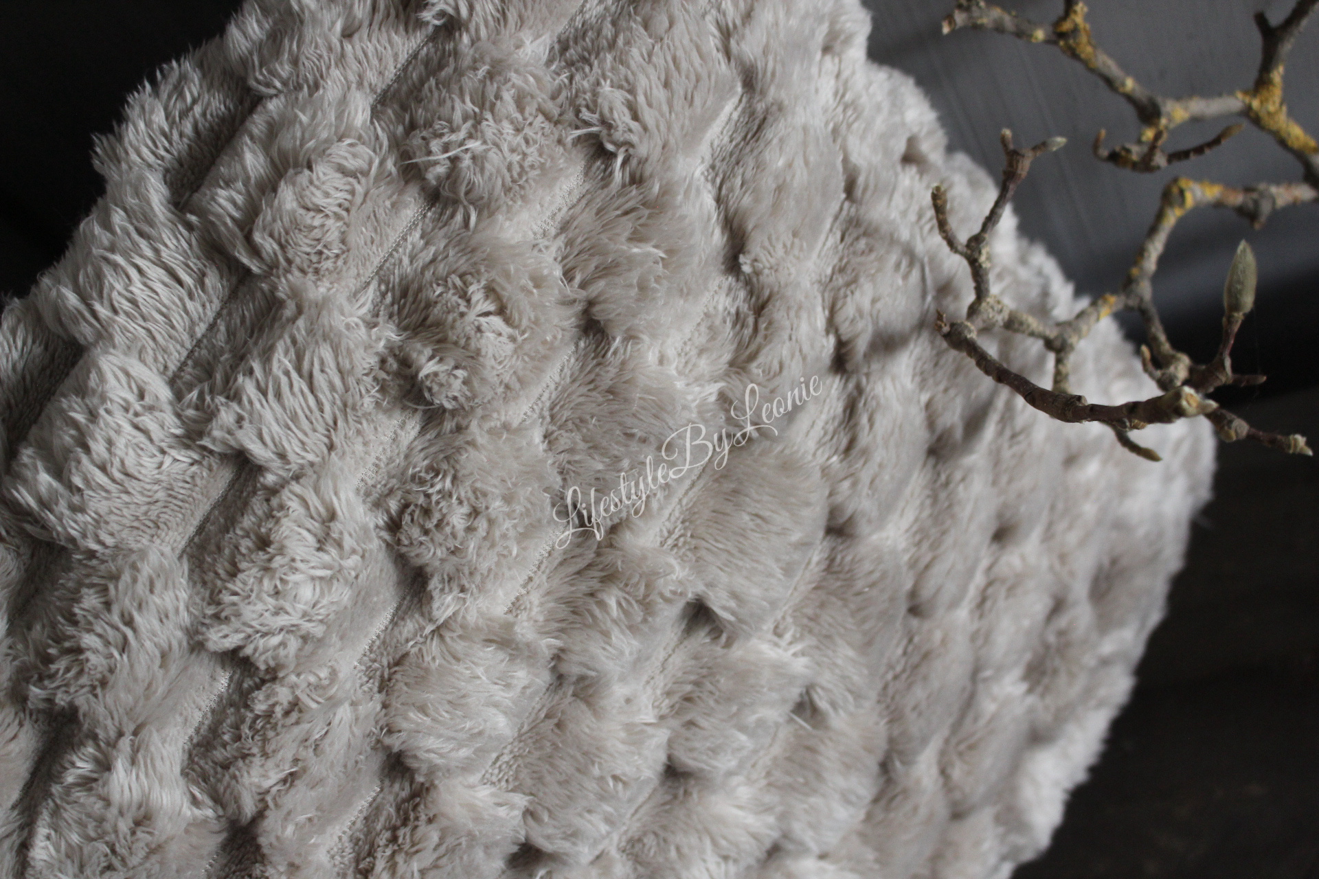 Fluffy kussen bolletjes Pumice stone 45cm - Lifestyle By Leonie