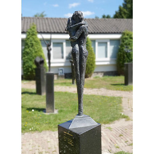 Met elkaar bronzen beeld van 75 cm hoog. - Kunstpakket Nederland