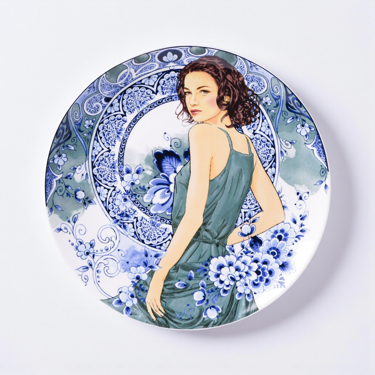 Wandbord 'Sarah' – Mucha stijl keramiek (26 cm) - Kunstpakket Nederland