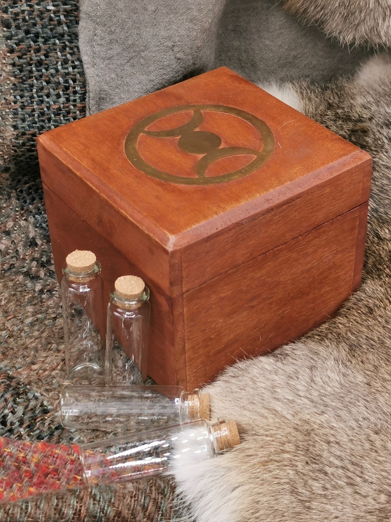 Triple Moon Wooden Box with 16 bottles - set | Boutique Trukado ...