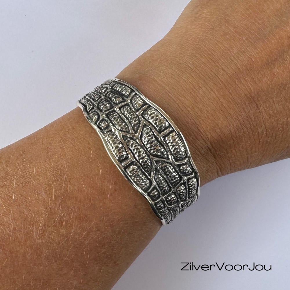 Zilveren slangenprint bangle - ZilverVoorJou