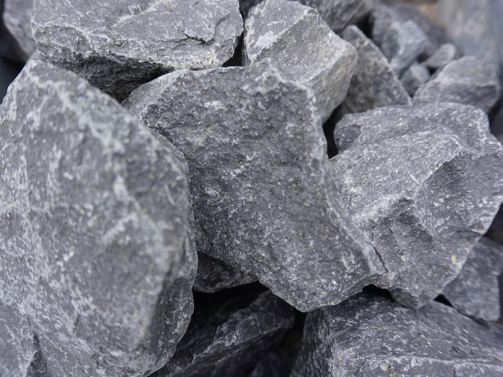 Basalt split antraciet 40-80 mm - Reijmer Sierbestrating