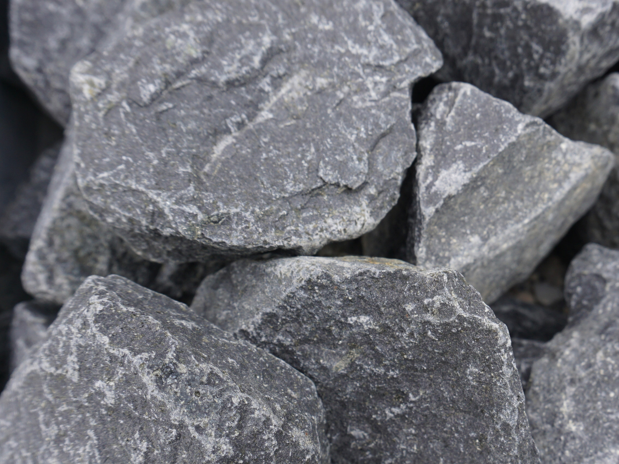 Basalt split antraciet 40-80 mm - Reijmer Sierbestrating