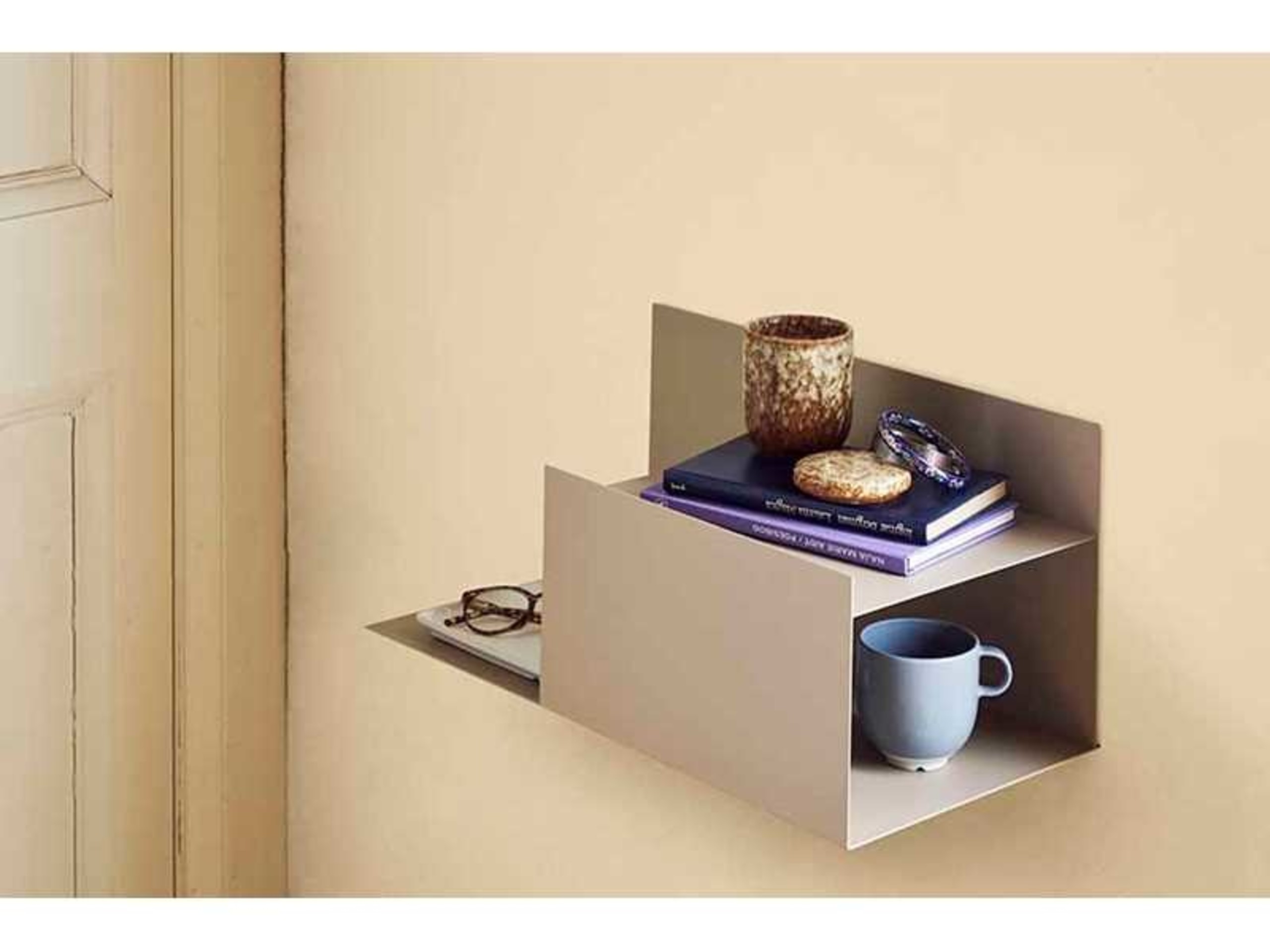 Broste Copenhagen Svante wandplank - beige - Living and Company