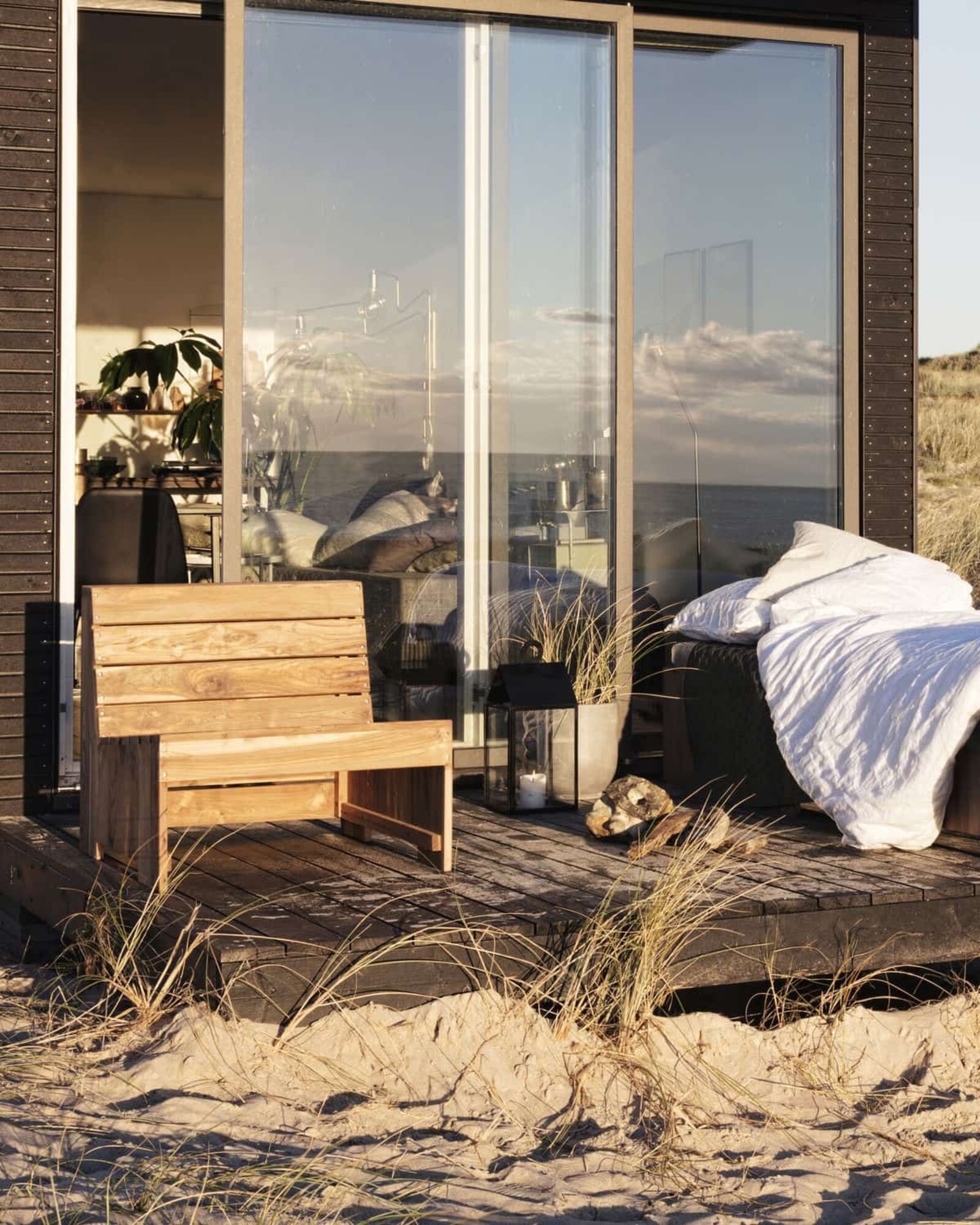 House Doctor Woodie lounge stoel hout - Living and Company