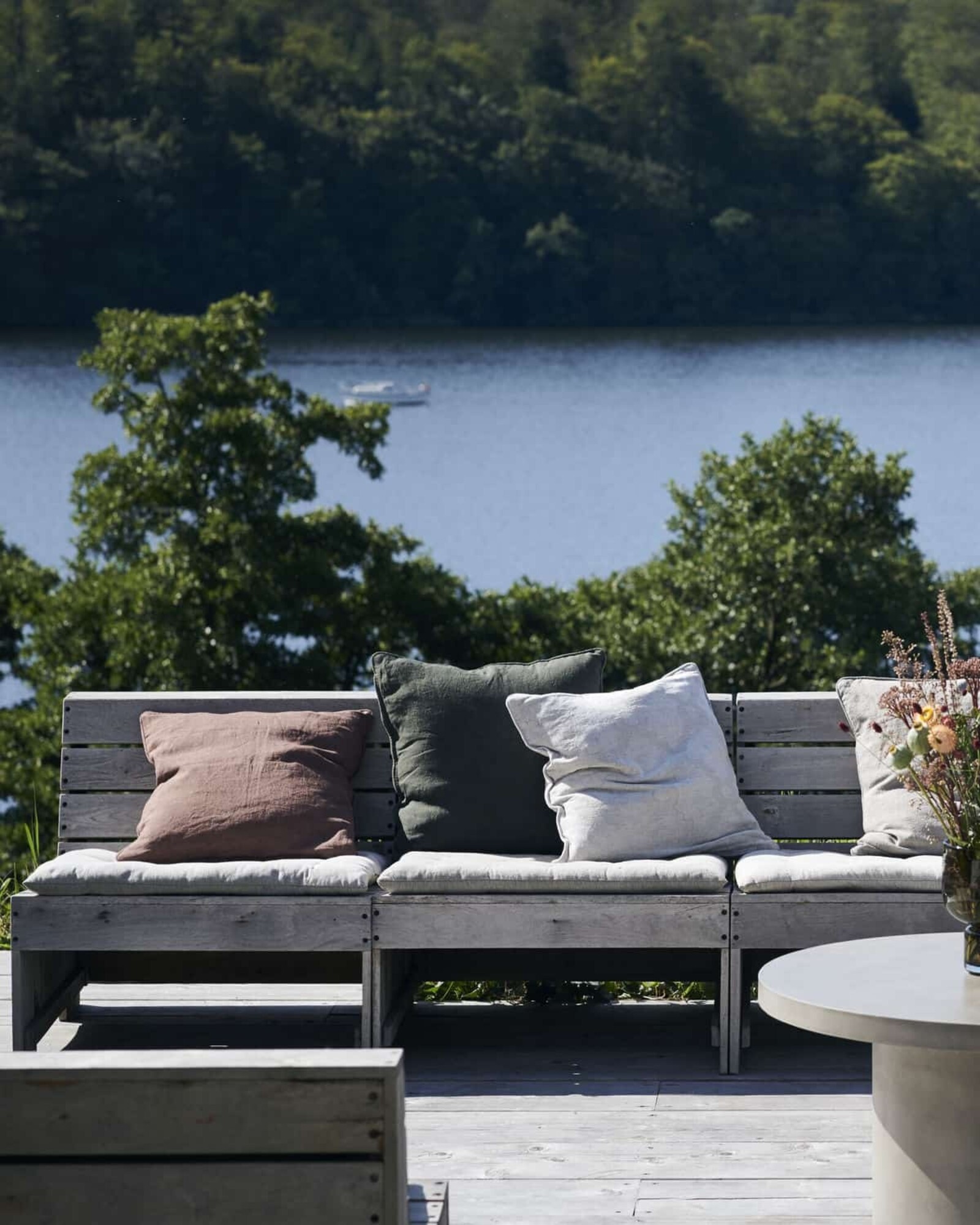 House Doctor Woodie lounge stoel hout - Living and Company