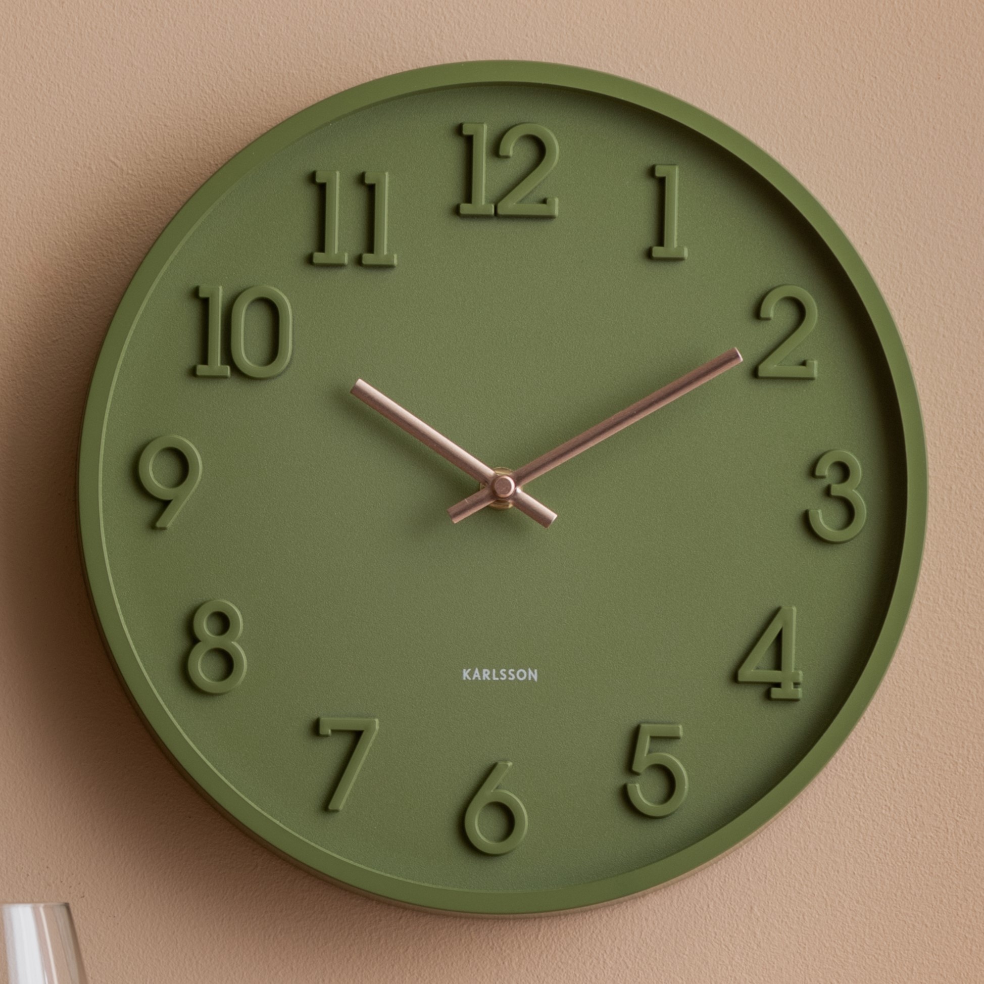 Wandklok Calma army groen - De Woon Winkel