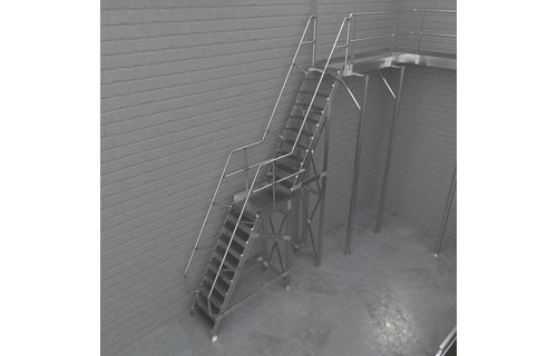 Aluminium steektrap met tussenbordes | Maatwerk trappen | Ladder.nl
