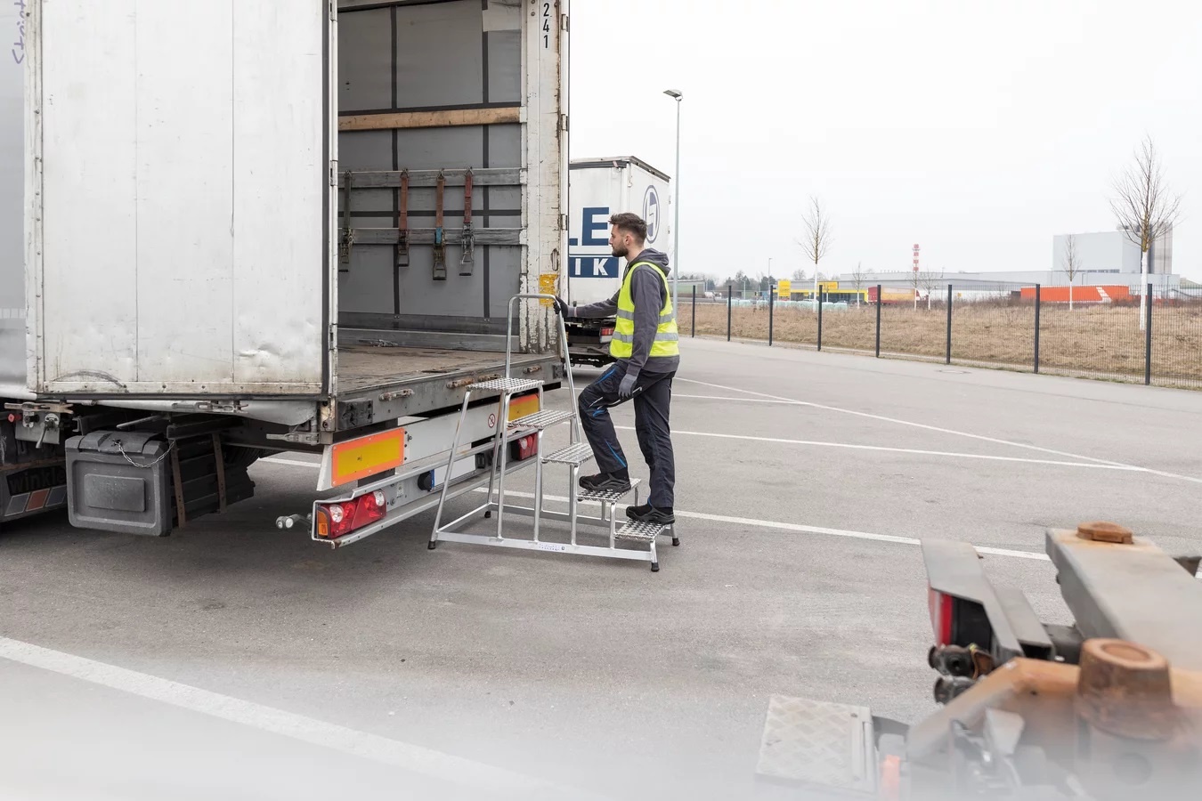 Plateautrap, 4 treden met handleuning | Montagetrap | Ladder.nl