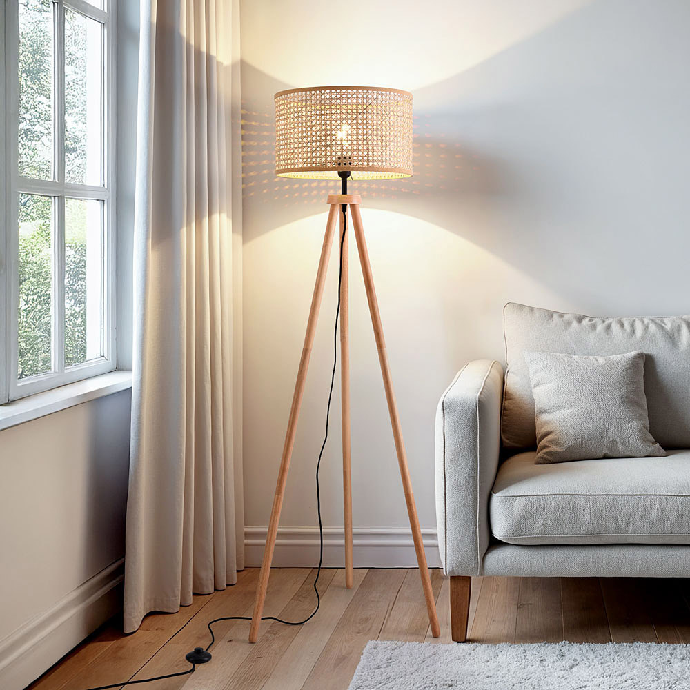 Houten vloerlamp driepoot met rotan kap - Vime - PrikkabelLED.nl