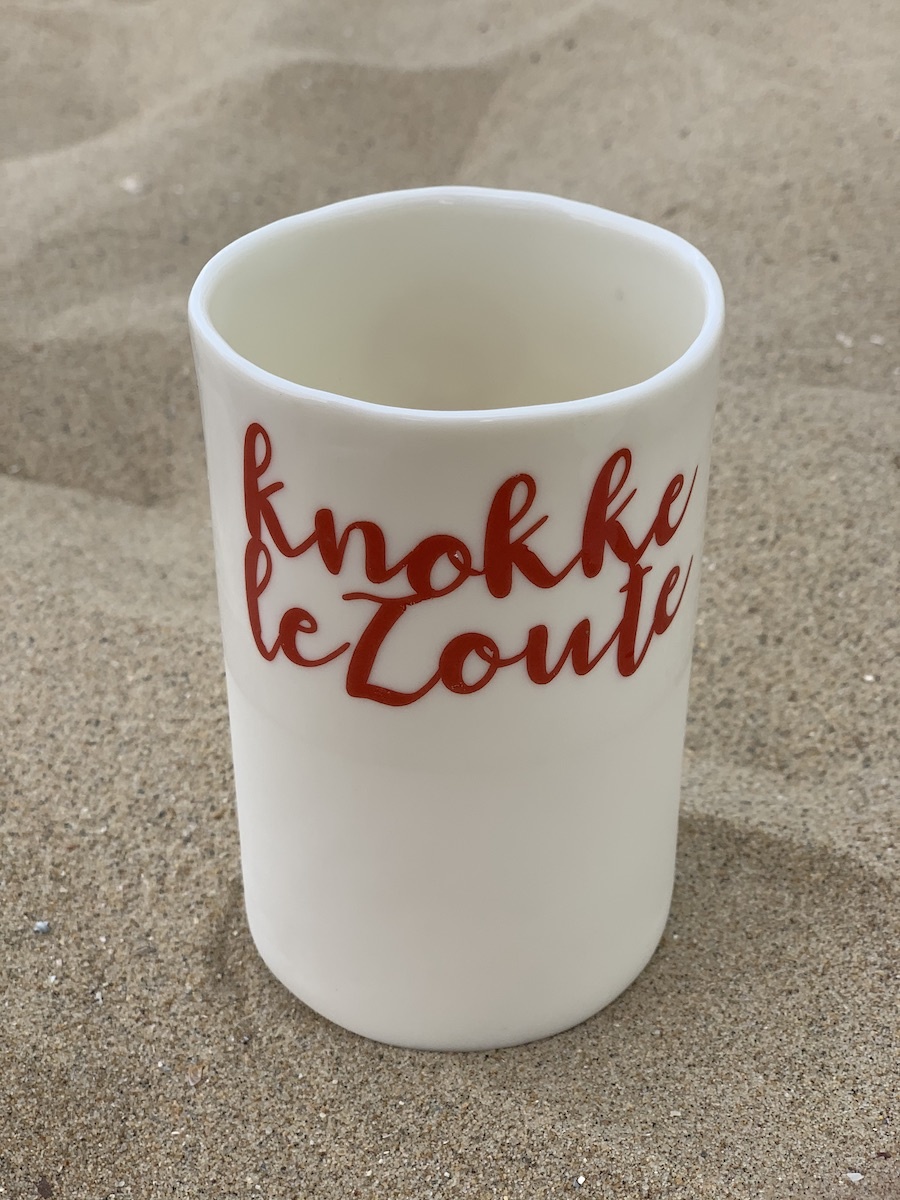 “Knokke Le Zoute” samen sterk op een porseleinenen kokertje, tas - ARTISANN