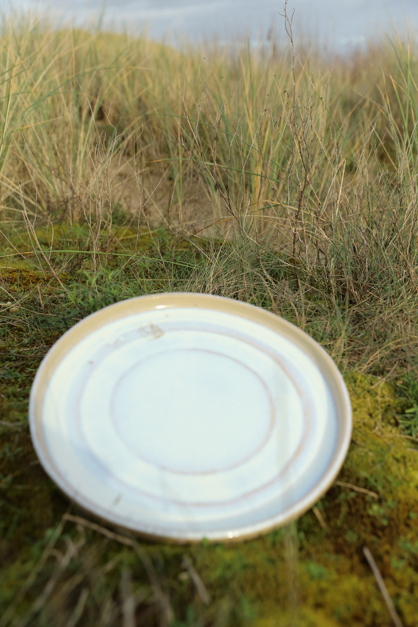 Grande assiette en céramique faite à la main avec de belles ligne ...