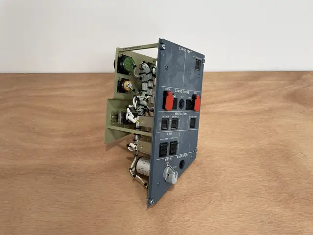 22VU CARGO HEAT PANEL P/N: D9251500700000 S/N: PB10012 - AVOEMPARTS