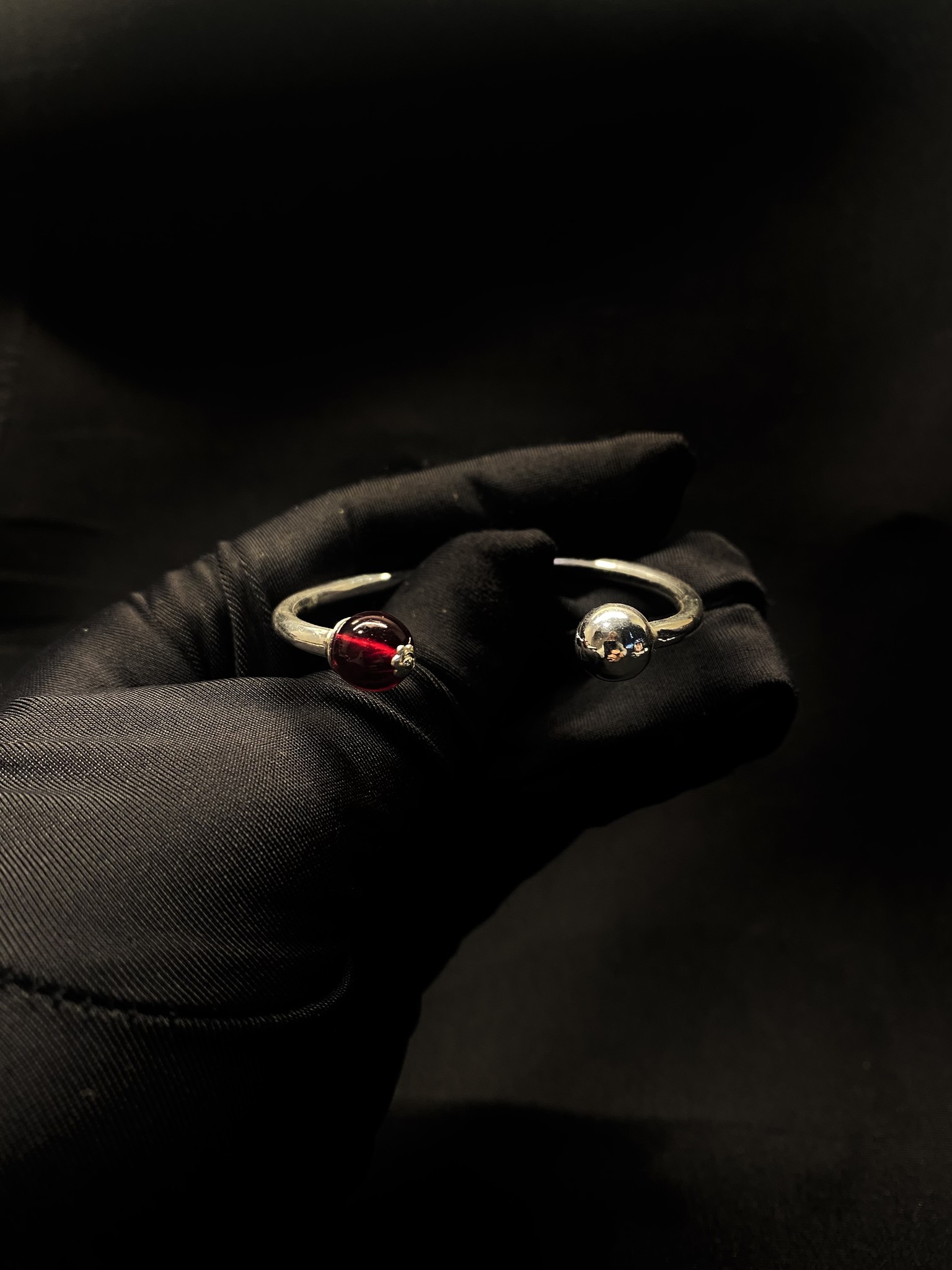 Armband verstelbare boei met bal en rode kraal zilver kinder - De Goud ...