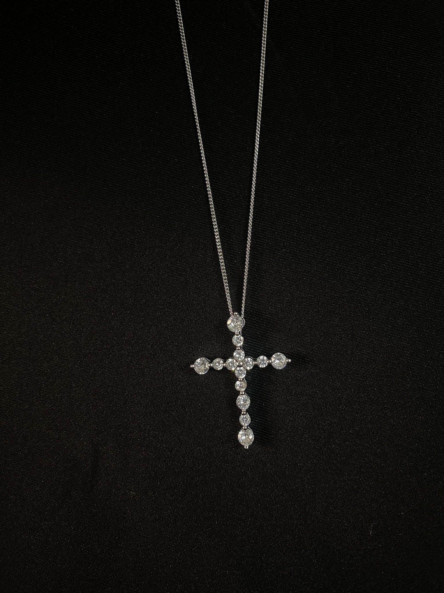 Ketting zilver met vaste kruis hanger bezet met zirkonia's - De Goud Winkel