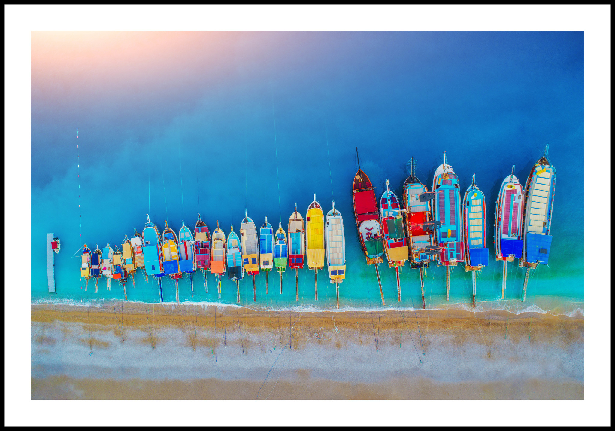 Poster Strand met Kleurrijke Boten - Dunnebier Home