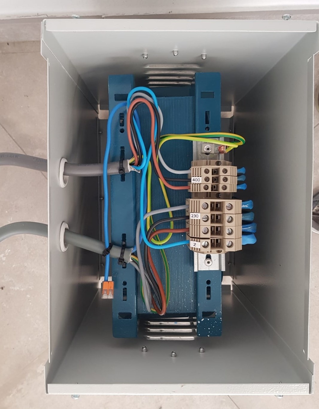 Transformator 230Vnaar 400V+N - in kast IP23 - 8 kVA (Omkeerbaar) - Omvormer.nu