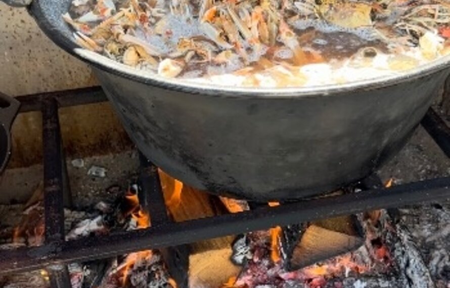langoustine bisque maken houtvuur - Wilderness cooking