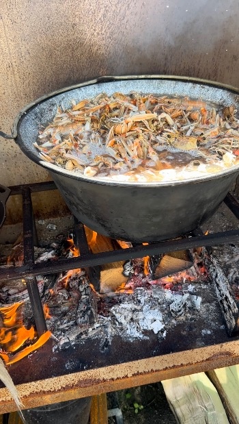 langoustine bisque maken houtvuur - Wilderness cooking