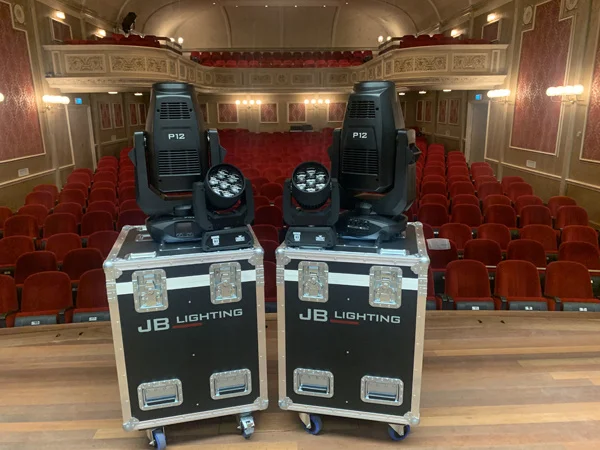 JB-Lighting P12 bij Schouwburg Ogterop - Podiumtechniek B.V.