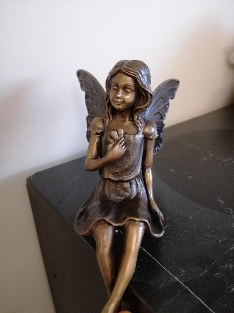 fairy with legs over the edge - Eliassen Home & Garden Pleasure