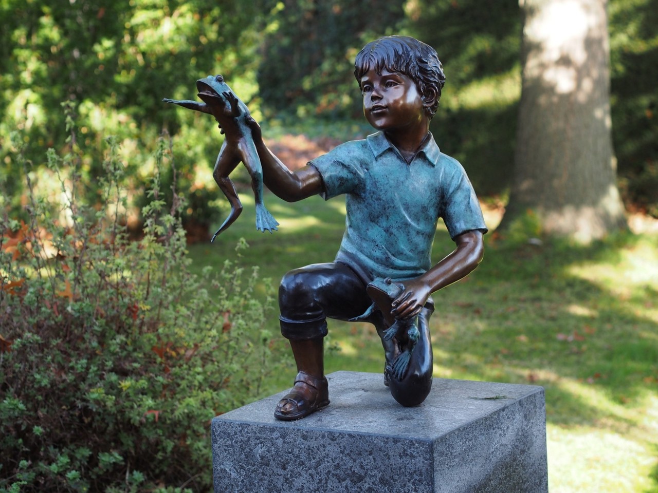 Bronze sculpture Boy with frog - Eliassen Home & Garden Pleasure