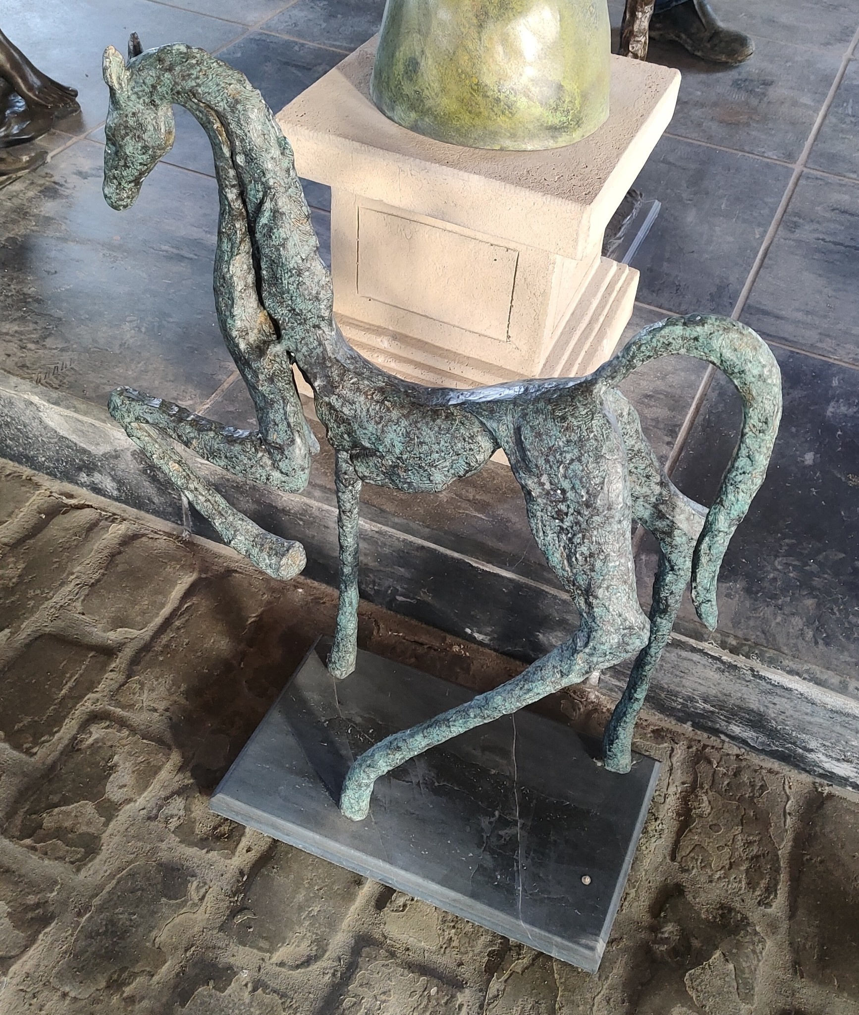 Bronzen beeld modern paard 87cm. - Eliassen Home & Garden Pleasure