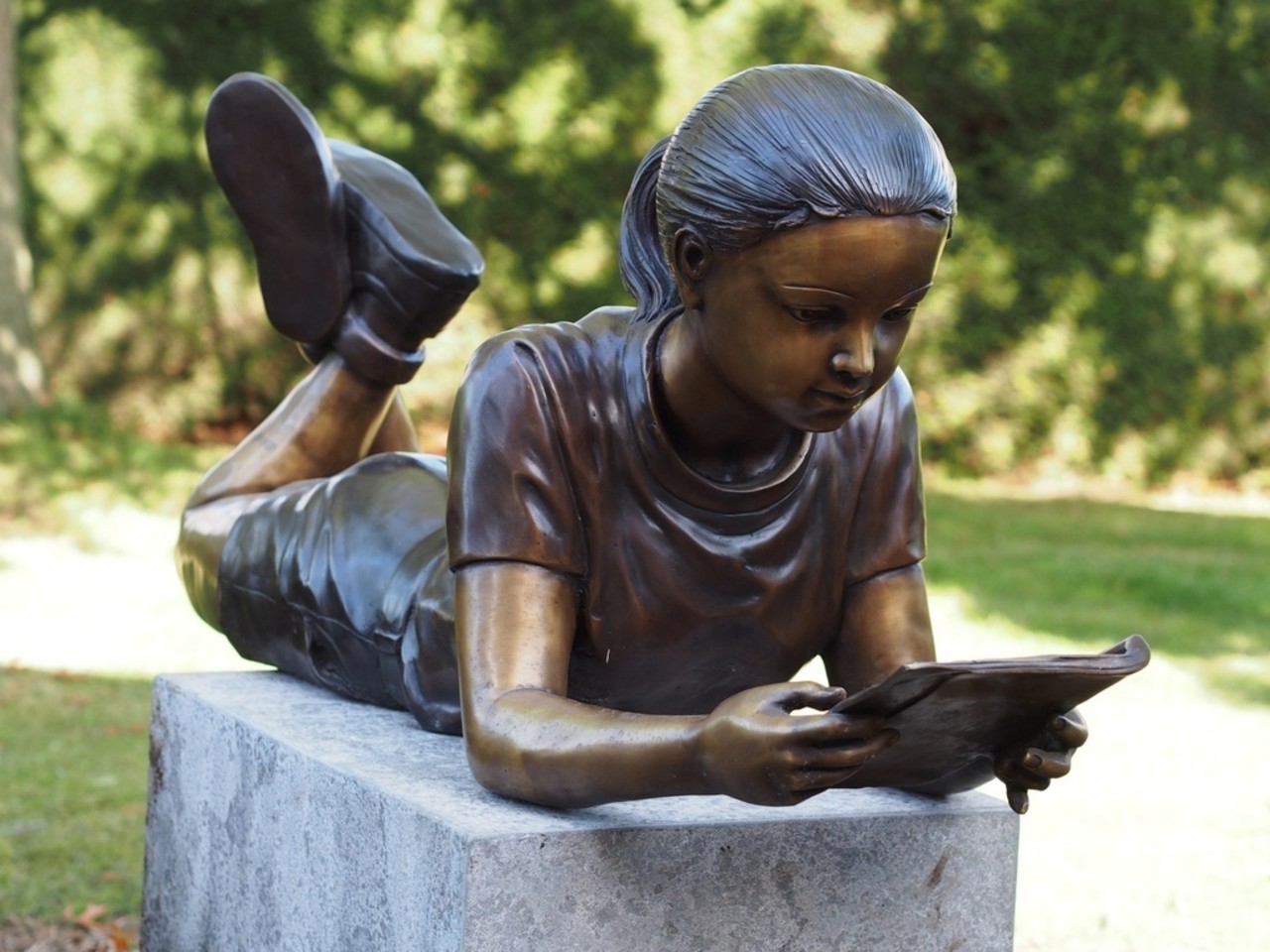 Bronze statue reading girl - Eliassen Home & Gardenpleasure - Eliassen ...
