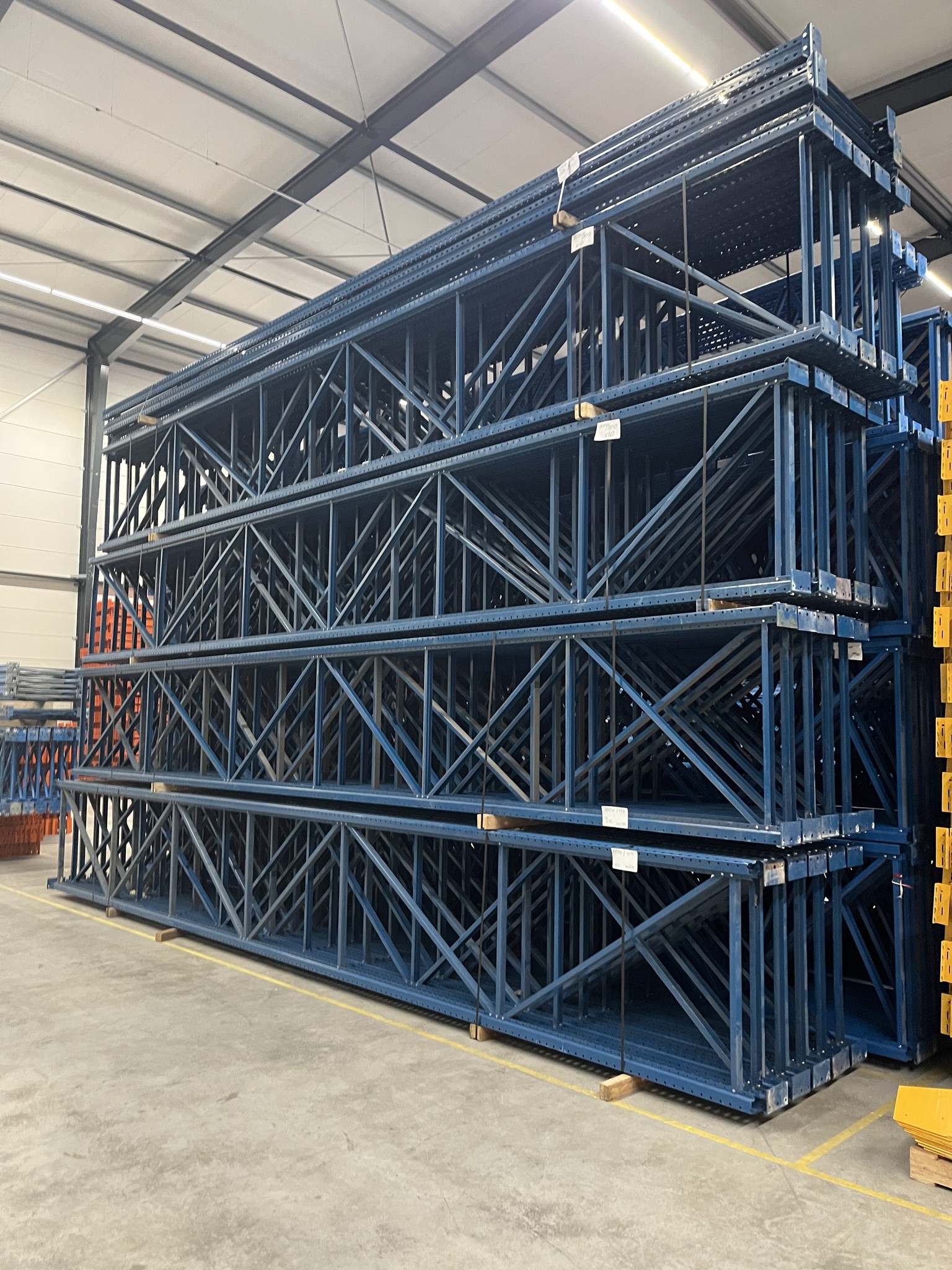 Staander Polypal 8000x1100x110x80mm bl - Stellingstunt.nl