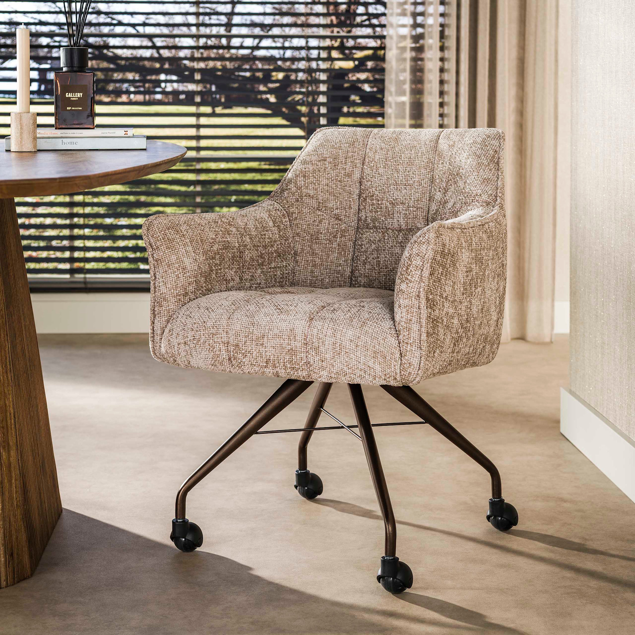 Armstoel Raster wieltjes Hoven zand-bruin frame - Houten Meubel Outlet