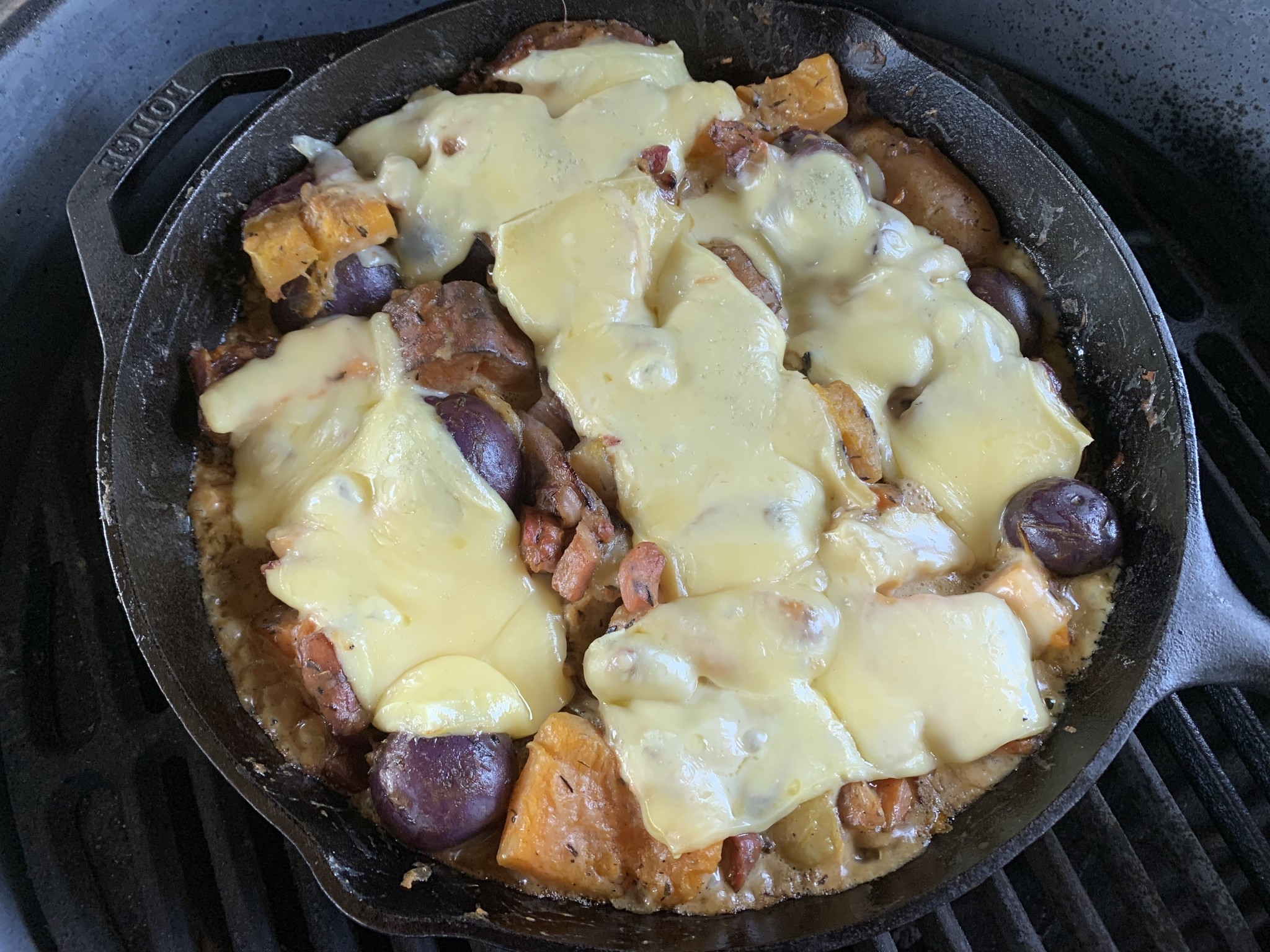 Skillet met aardappel, wildworst, bacon en Raclette kaas - Smokey Basterds