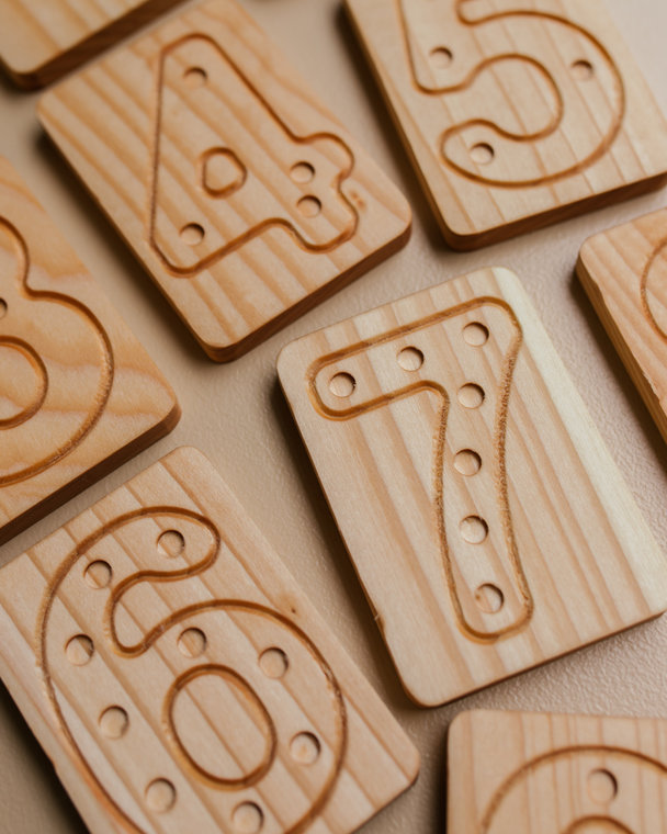 Wooden number board with holes | Ziloen - Ziloen