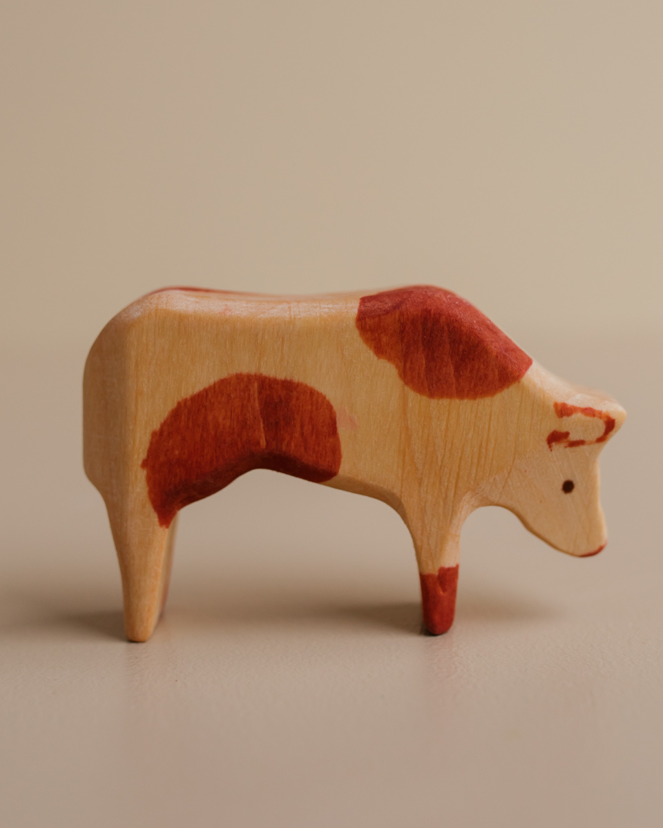 Handmade cow grazing: beautiful wooden toys! | Ziloen - Ziloen