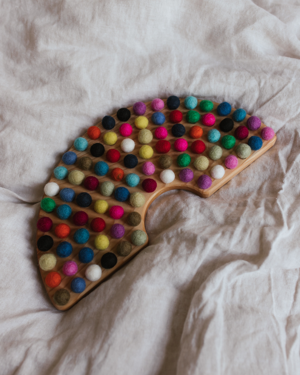Wooden rainbow board with felt balls - bold | Ziloen - Ziloen