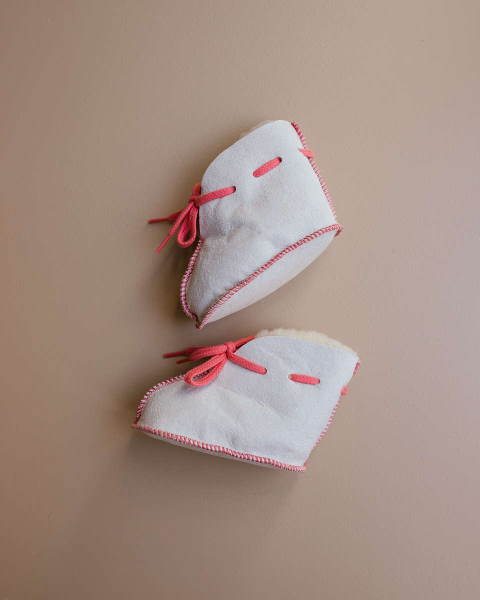 Christ lambskin Booties - pink yarn - Ziloen