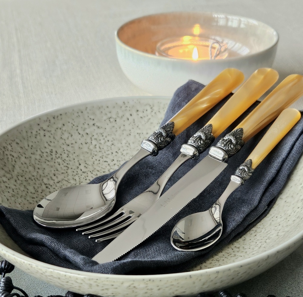 Descubre la belleza de los cubiertos en color miel dorado - Cubertería ...