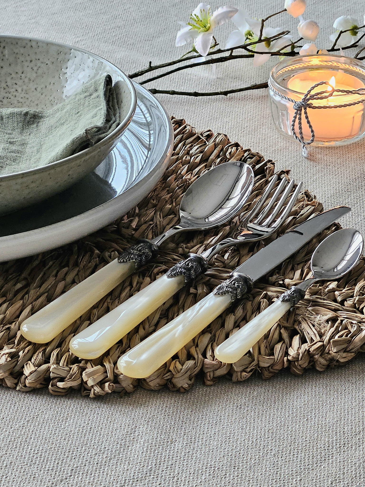 Choosing the Right Cutlery Set: Luxury, Classic, and Colorful - EME ...